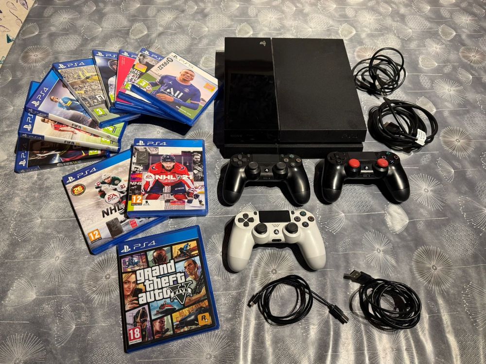 PlayStation 4 (500 GB) + 3 Controller + 11 Spiele (Gebraucht) in Domat ...