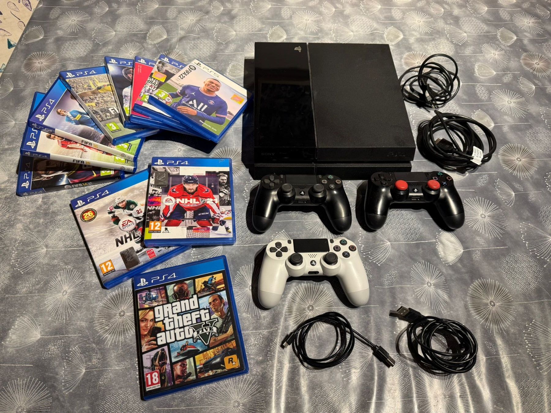PlayStation 4 (500 GB) + 3 Controller + 11 Spiele (Gebraucht) in Domat ...