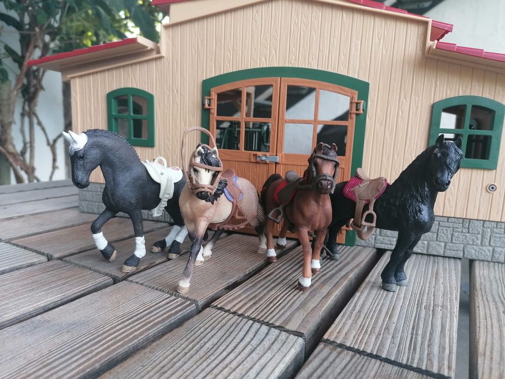 Schleich Pferde Quartett mit Sattel | Kaufen auf Ricardo