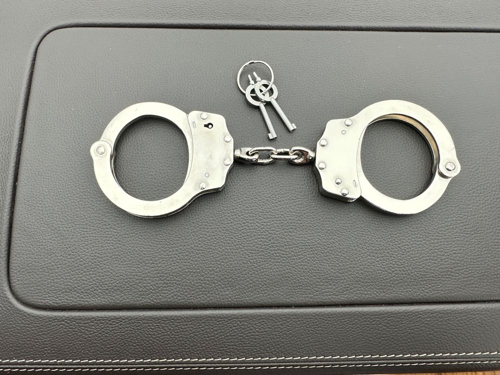 Handschellen (Neu und originalverpackt) in Schlieren für CHF 30 – mit ...