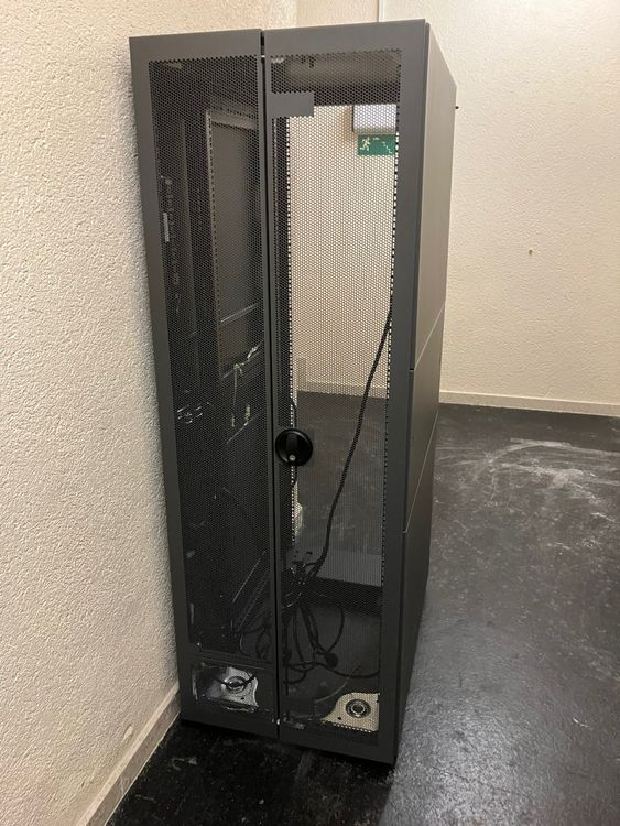 HP Serverschrank mit Rollen (Gebraucht) in Wald ZH für CHF 140 – nur ...