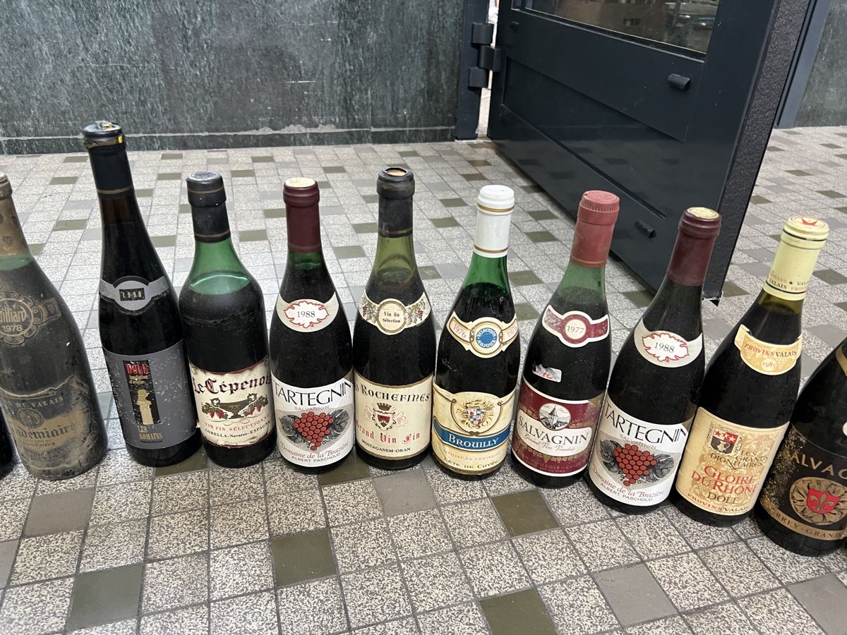 Lot 25 BOUTEILLES DE VIN ROUGE ANCIENS PRINCIPALEMENT SUISSE (Neu ...