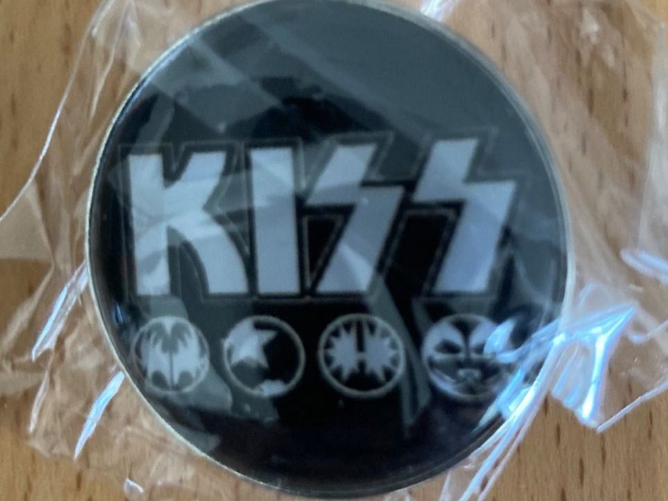 Kiss Pin Anstecker Punk Metal Rock Band 2 (Neu (gemäss Beschreibung ...