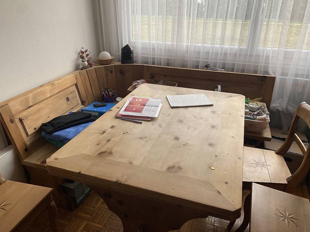 Table et banc d’angle en bois d’arven. (D'occasion) à Estavayer-le-Lac ...