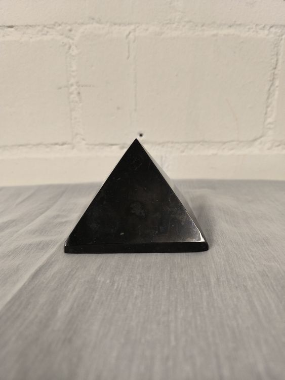 NP 750 Edelstein Pyramide aus Turmalin oder Shungit (Neu (gemäss ...