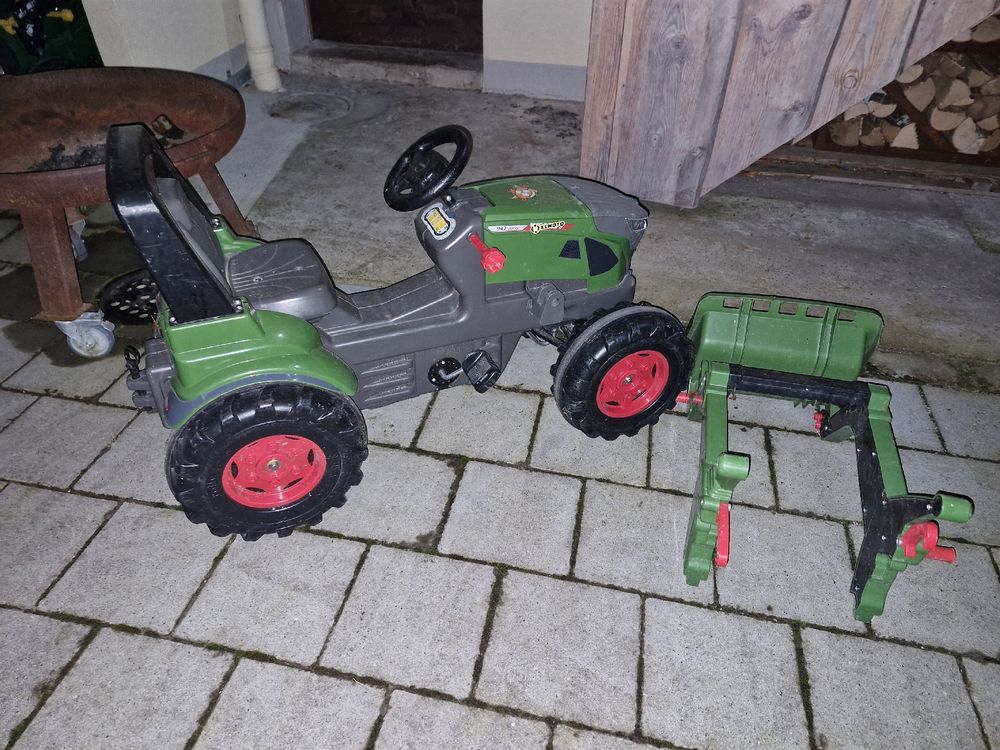 Fendt Traktor mit Anhänger und Frontschaufel (Gebraucht) in Lommiswil für CHF 16 – nur Abholung ...
