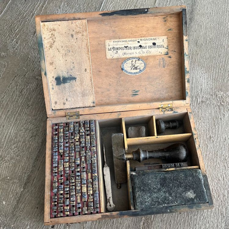 Box mit Buchstaben-Stempel antik | Kaufen auf Ricardo