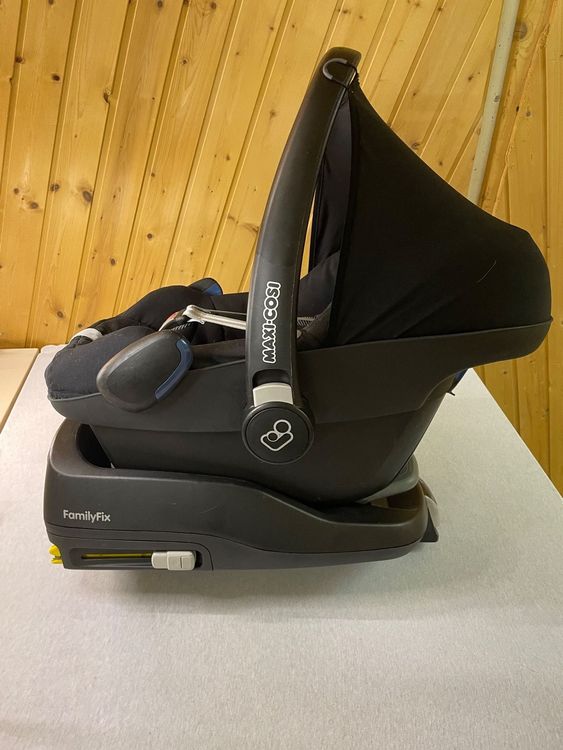 Maxi Cosi «Pebble» schwarz inkl. «FamilyFix» Isofix-Station (Gebraucht ...