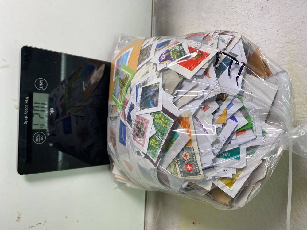 Lot E 1kg Briefmarken Schweiz auf Papier (Gebraucht) in Lützelflüh-Goldbach für CHF 14 – mit ...