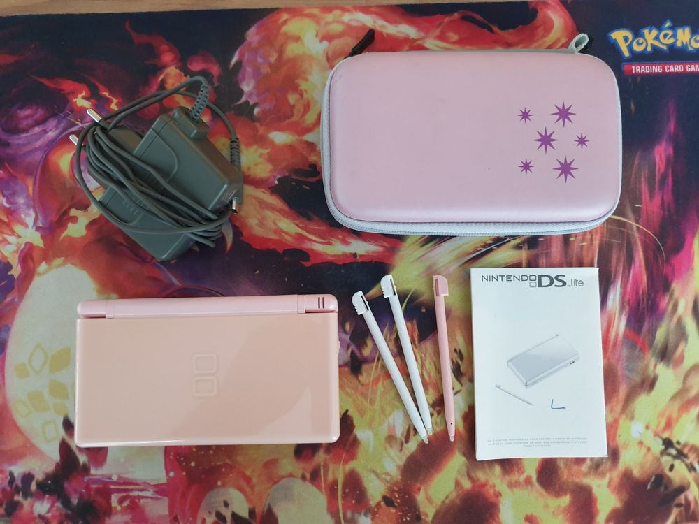 Nintendo DS Lite Rosa inkl. Ladekabel und Zubehör | Kaufen auf Ricardo
