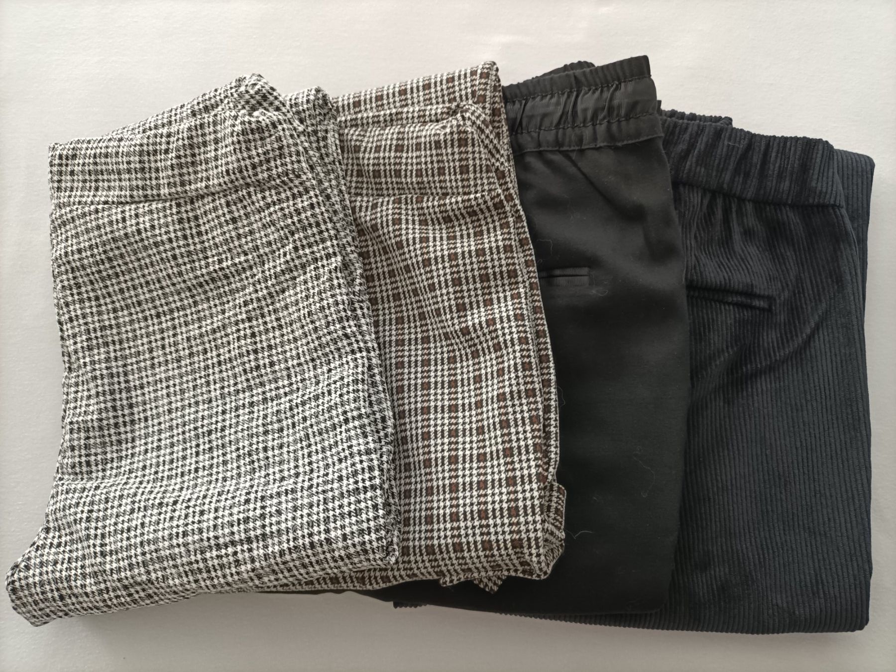 Kleiderpaket mit 4 Paar Hosen in Grösse M, NEU! (Neu (gemäss ...