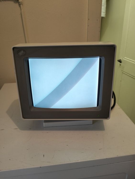 Ecran monitor cathodique IBM COULEUR (D'occasion) à pour CHF 36 – avec ...