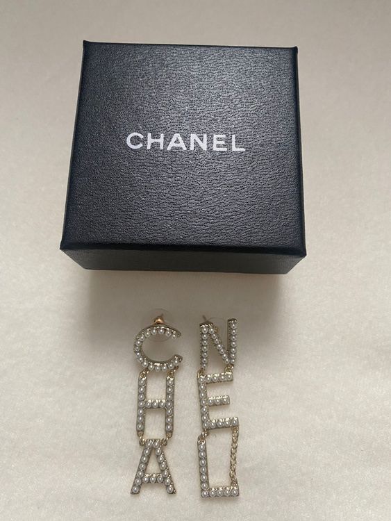 Chanel VIP CHA NEL Crystal Logo Earrings Golden | Kaufen auf Ricardo