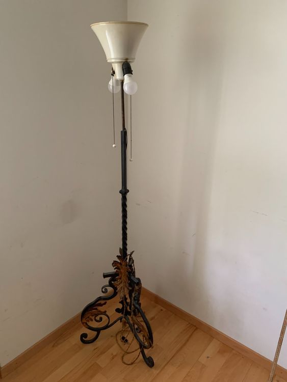 Antike Stehlampe mit schweren Eisen-Fuss (Gebraucht) in Hombrechtikon für CHF 1 – nur Abholung ...