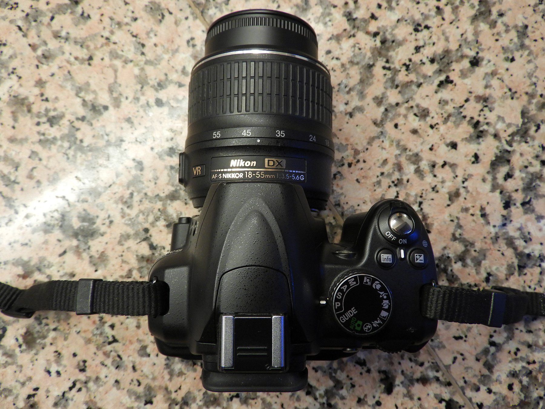 Nikon D3000 BODY mit nur 6.956 AUSLÖSUNGEN + 2 OBJEKTIVE (Neu (gemäss ...