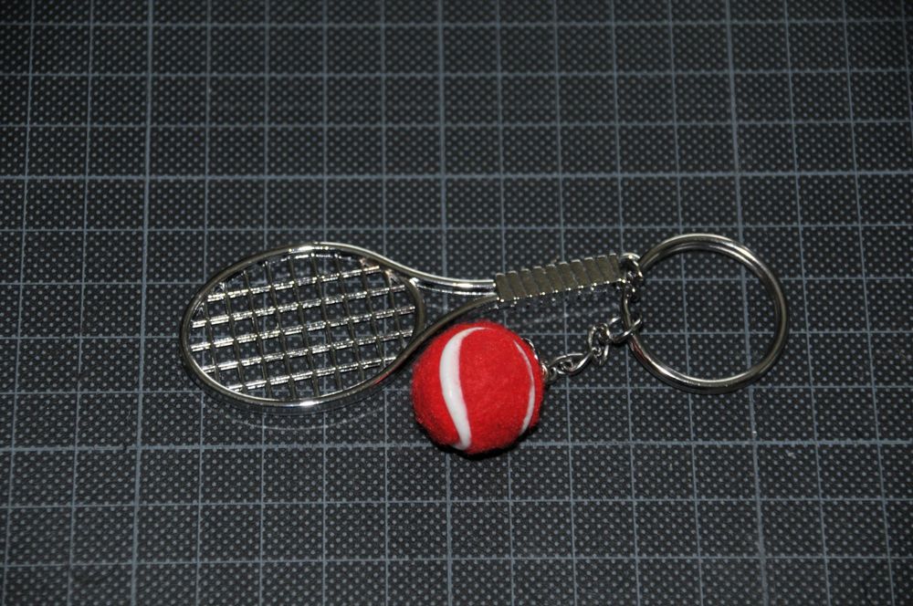 cooler Schlüsselanhänger mit Tennisracket und Ball - NEU (Neu (gemäss ...