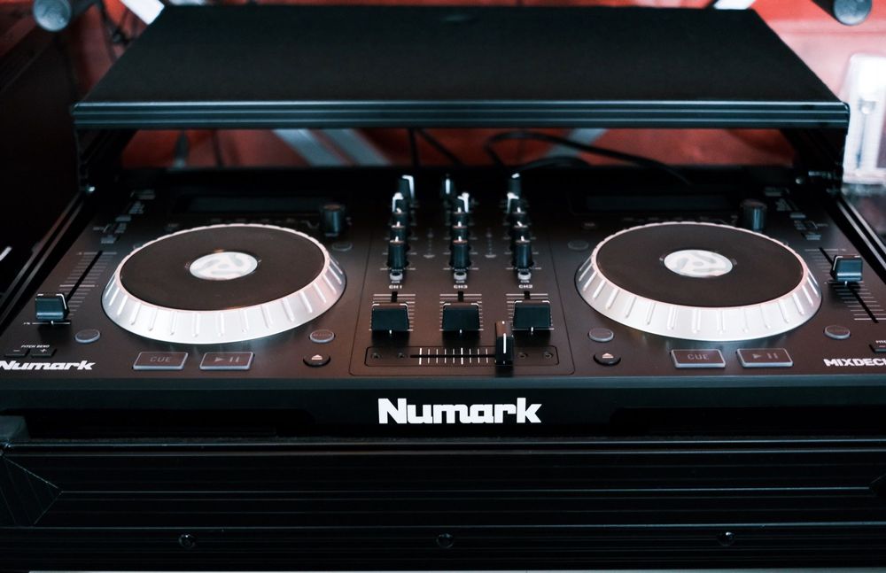 Numark mixing desk (Gebraucht) in Tevenon für CHF 305 – mit Lieferung ...