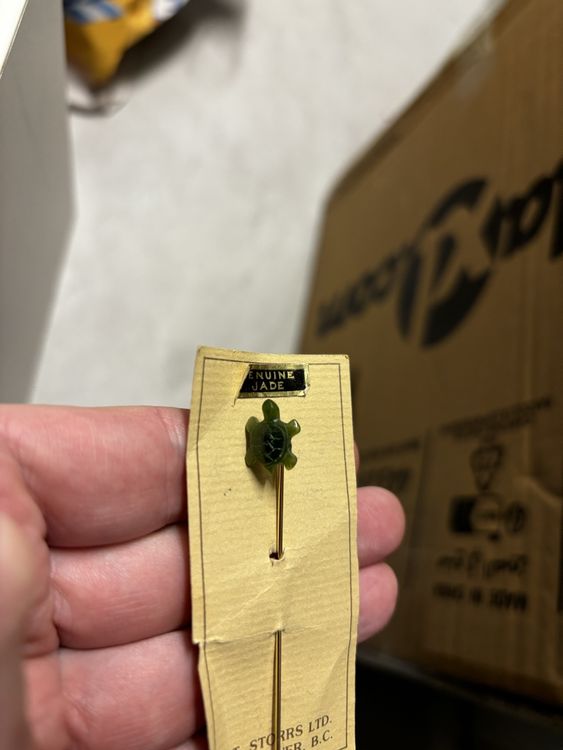Jade Schildkröte Anhänger, A.T. Storrs Ltd. Pin (Neu und originalverpackt) in Zürich für CHF 10 ...