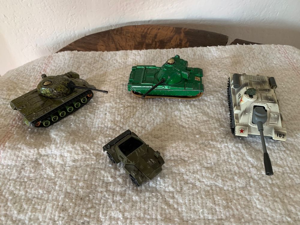 Vier Modellfahrzeuge Panzer, Matchbox, Corgi Toys usw. | Kaufen auf Ricardo