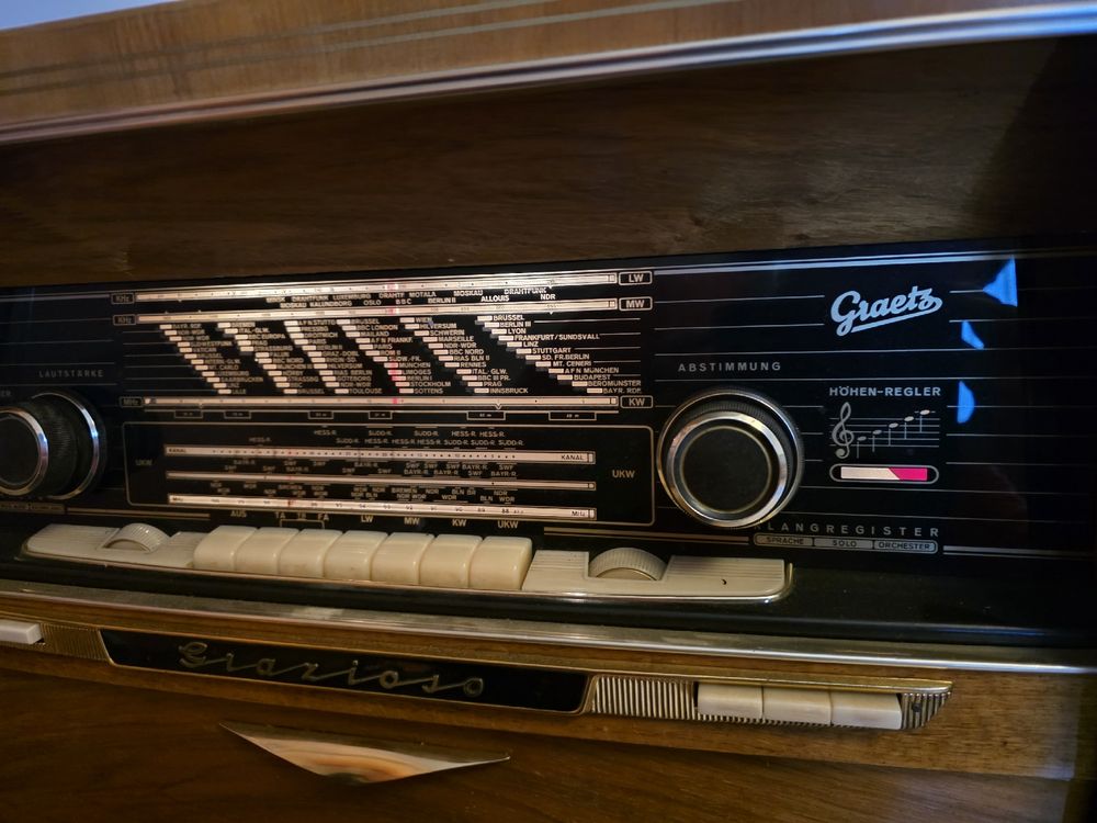 antiker Radio in sehr schönem Holzmöbel (Defekt) in Häutligen für CHF 1 ...