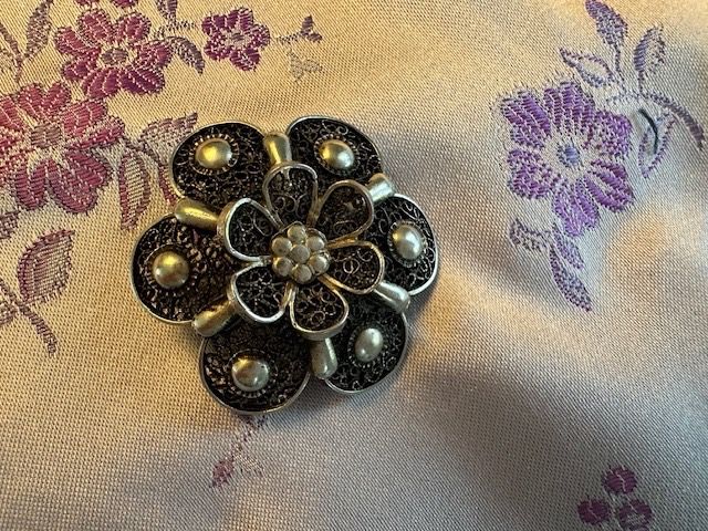 Tracht, Trachtenschmuck, Berner Tracht (Gebraucht) in Hindelbank für CHF 90 – mit Lieferung auf ...