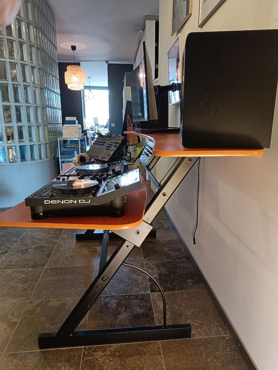 Large 3 Tier Studio Desk, with built in 2 x 4U racks (Gebraucht) in ...