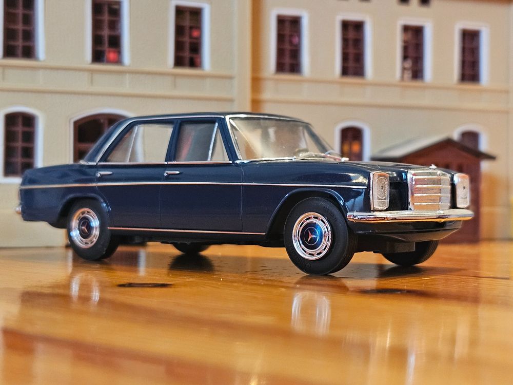 Mercedes-Benz 200/8 (W115) 1968 dunkelblau - 1/43 Faller (Neu (gemäss ...