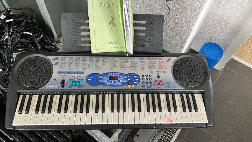 CASIO LK-40 Keyboard Piano mit Lernfunktion (Gebraucht) in Brunnen für ...