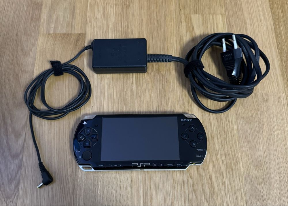 Sony PSP 2004 mit original Ladegerät (Gebraucht) in Herisau für CHF 75 ...