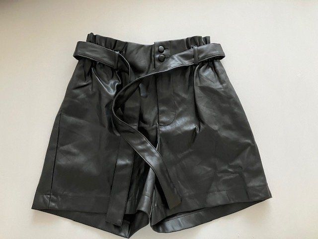 Short en similicuir noir, T 36 (D'occasion) à Marin-Epagnier pour CHF 6 ...