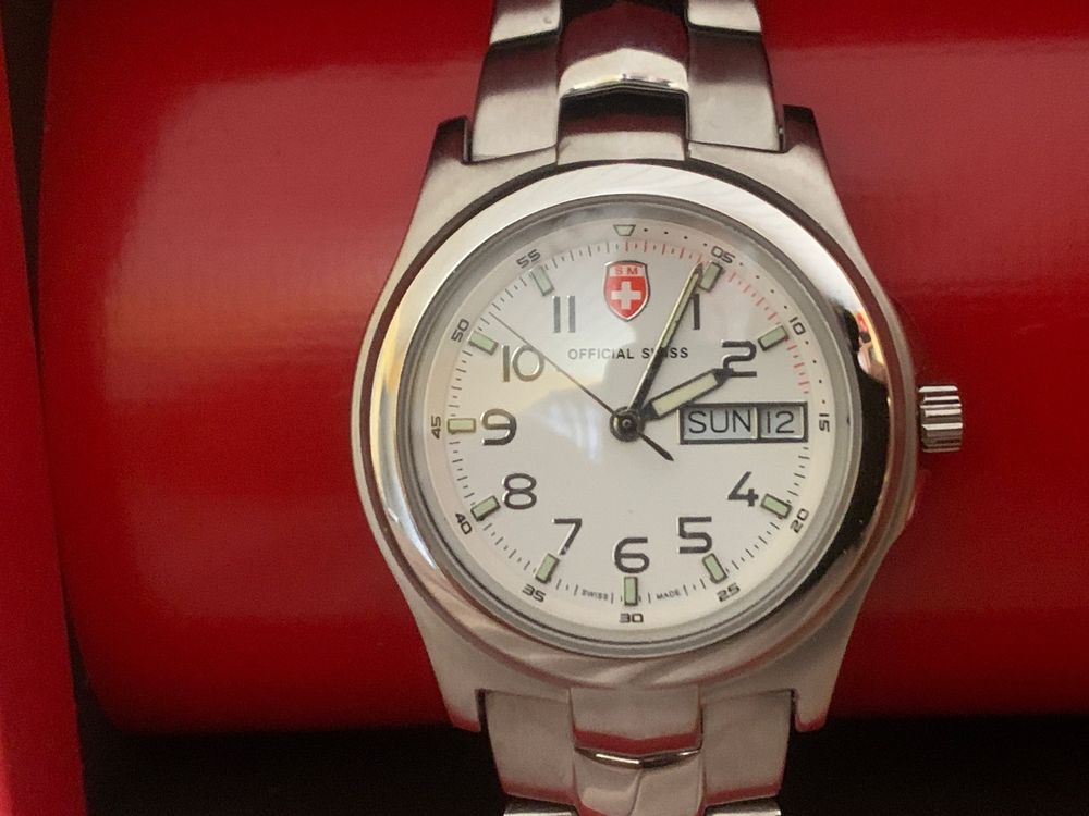 Montre Official Swiss neuve, jamais portée, avec boîte (Neuf avec ...