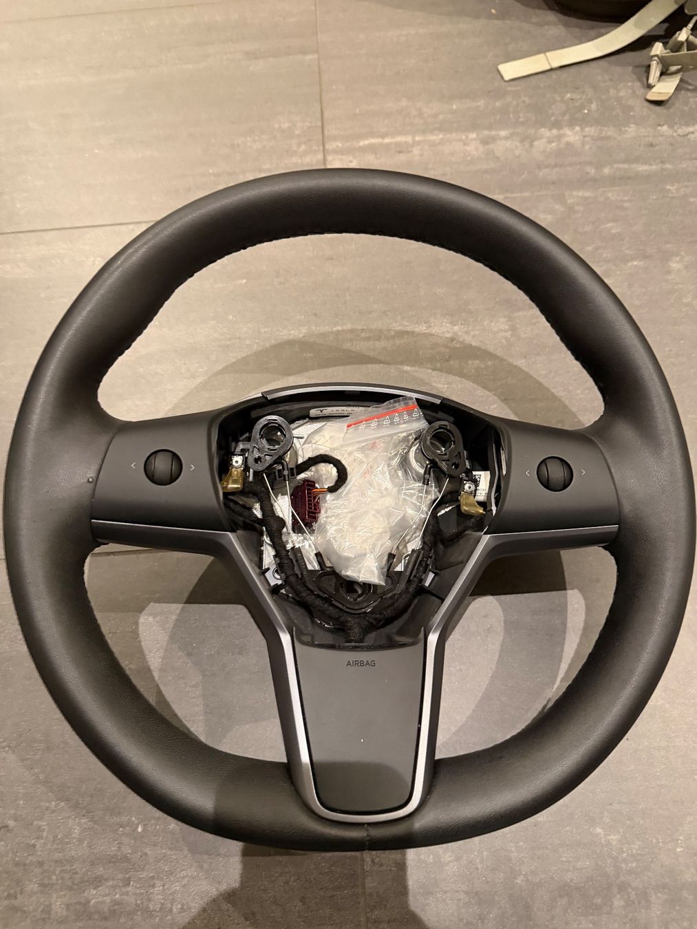 Tesla Model 3 Lenkrad - Abgenutzt - Zum Aufarbeiten! (Gebraucht) in ...