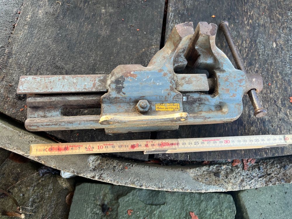 schwerer alter Schraubstock, 40 cm lang (Gebraucht) in Wila für CHF 30 ...