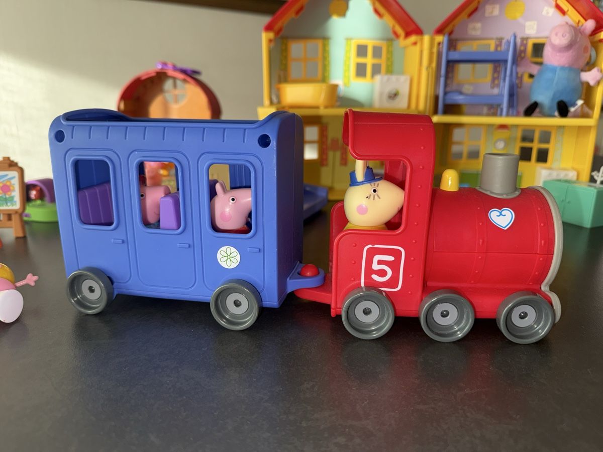 Grosses Peppa Pig Spielset: Haus, Zug, Auto & Figuren (Gebraucht) in ...