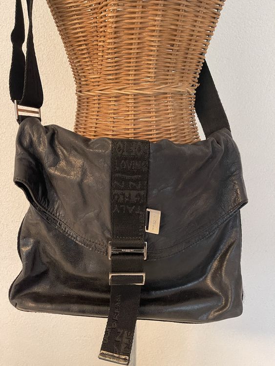 Schwarze Leder Umhangetasche