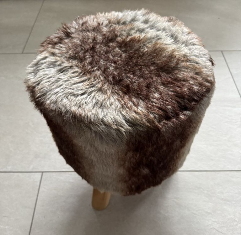 Hocker mit Kunstfell und drei Füssen (Gebraucht) in Mettmenstetten für CHF 8 – nur Abholung auf ...