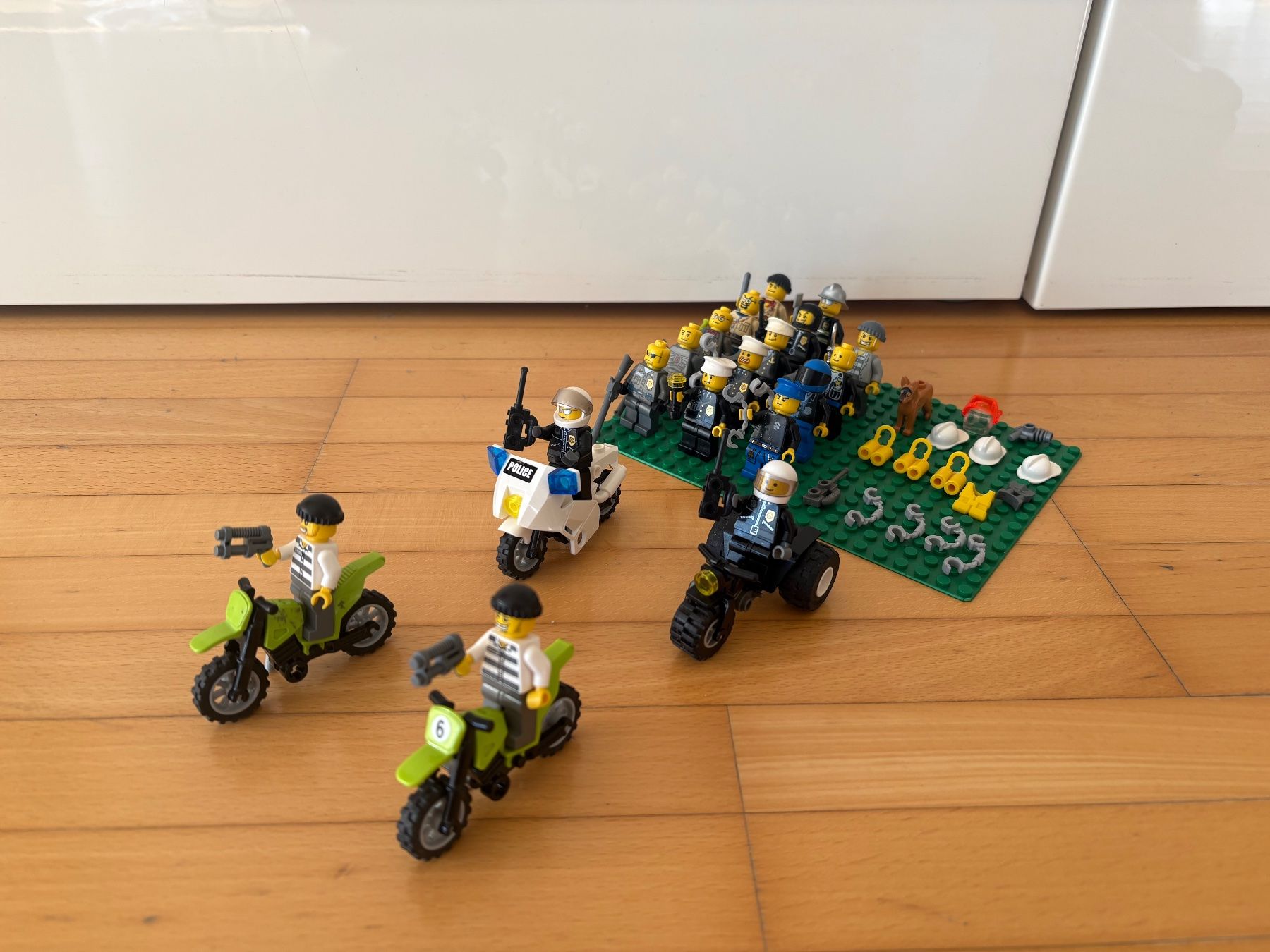 Lego City Polizei Figuren Set mit Motorräder und Zubehör (Gebraucht) in ...