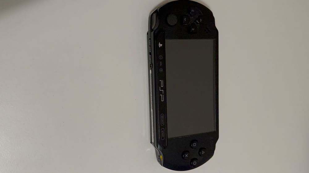 PSP-E1004 1D + 3 jeux | Kaufen auf Ricardo