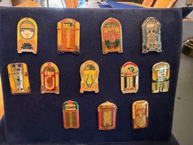 12 PINS MIT JUKEBOXEN AUS DEN 50- ER UND 60- ER JAHREN (Neu (gemäss ...