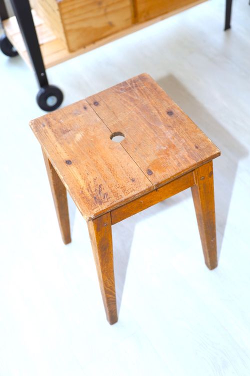 VINTAGE HOLZ TABURET (HOCKER) ( NUSSBAUM ODER LÄRCHE) (Gebraucht) in Ipsach für CHF 43 – mit ...