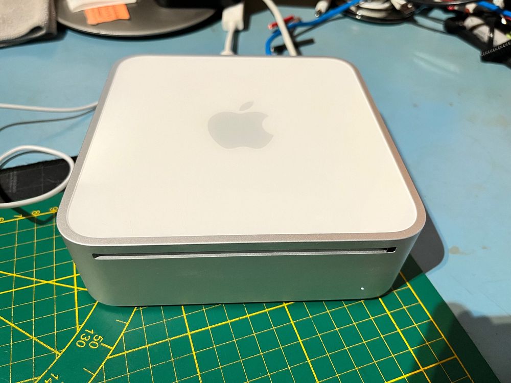 Mac mini plus 23" Cinema Display (Gebraucht) in Wädenswil für CHF 55 ...