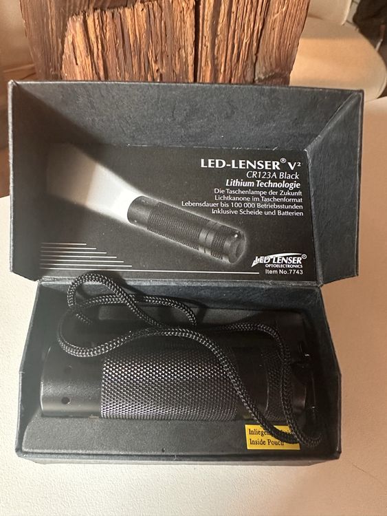 LED Lenser V2 Taschenlampe, neuwertig mit Etui, Schwarz (49) (Neu ...