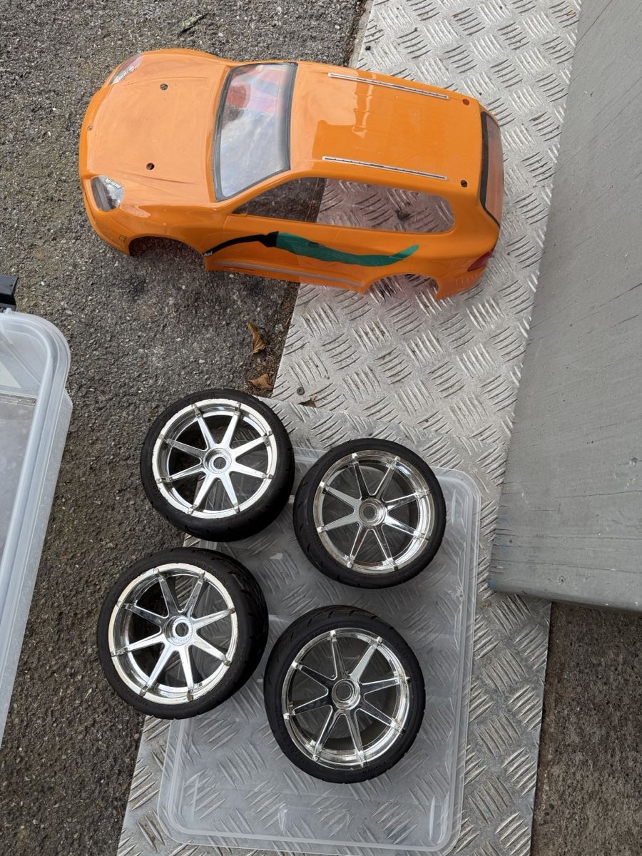 RC Car Karosserie & Reifen Set - Perfekt für tollen Grip (Gebraucht) in ...