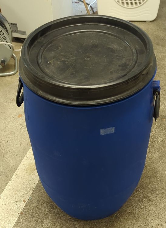 Blaues Fass mit Deckel, 60 Liter (Gebraucht) in Zürich für CHF 1 – nur ...