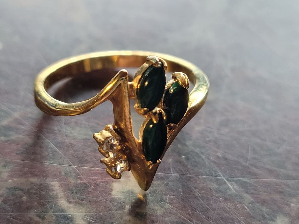 NEUER FEINER RING, MALACHITEN U FARBLOSEN STEINEN, VERGOLDET (Neu und ...