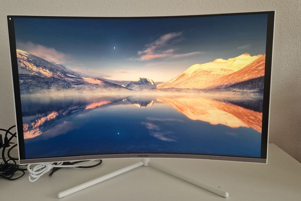 Samsung Curved Monitor 32" UHD | Kaufen auf Ricardo