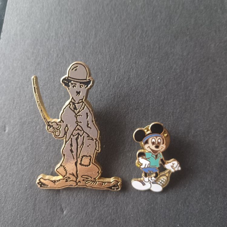 2 Pins: Mickey und Charlie Chaplin | Kaufen auf Ricardo