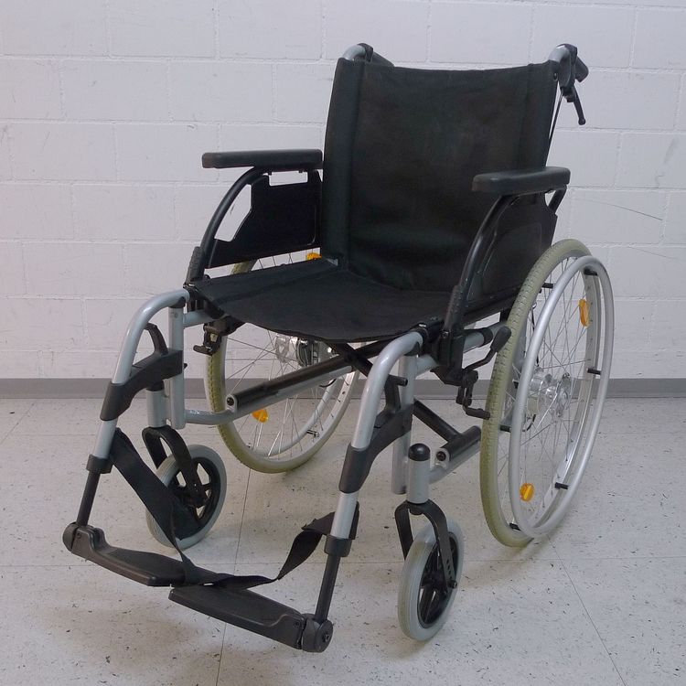 Rollstuhl Breezy, SB 48 cm, nur CHF 179 (Gebraucht) in Lengnau für CHF 179 – mit Lieferung auf ...