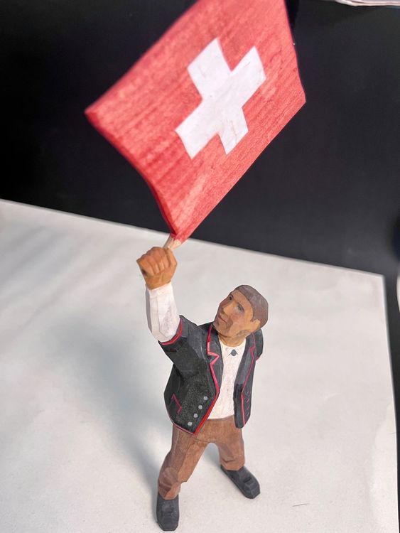 Huggler Holzschnitzerei Brienz Fahnenschwinger 16 cm (Gebraucht) in Uster für CHF 215 – mit ...
