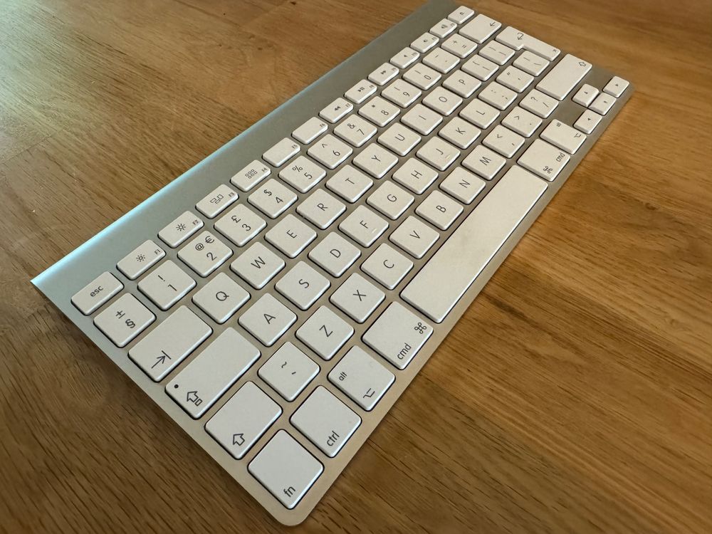 Apple Wireless Keyboard (British) + batteries + charger | Kaufen auf ...